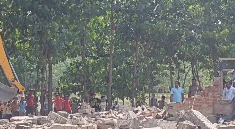 बिसवां के थौरा गांव में प्रशासन का बुलडोजर एक्शन, सरकारी भूमि से हटाया ...